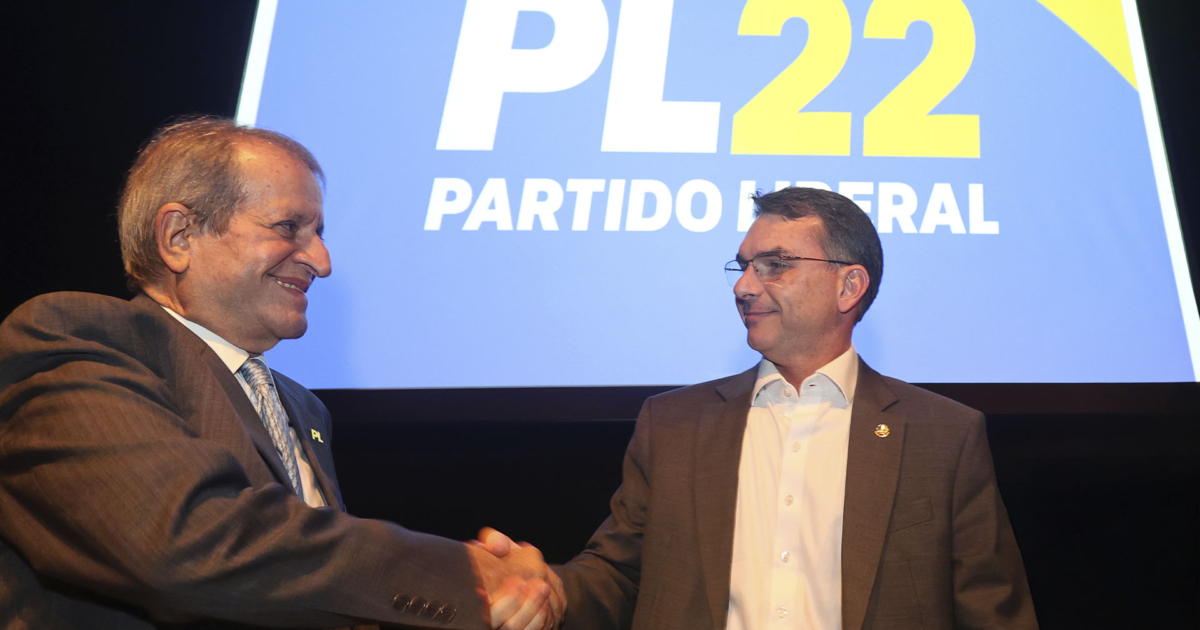 O que Valdemar diz longe dos microfones sobre o clã Bolsonaro - PlatôBR